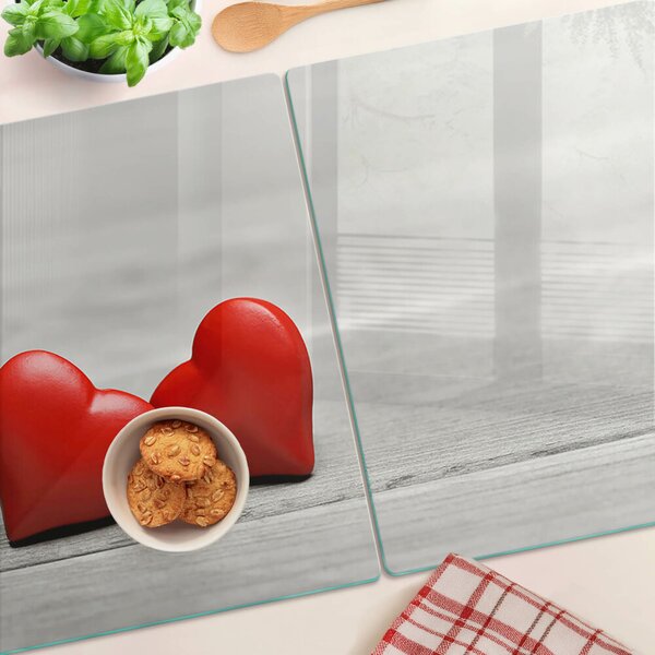 Tocător sticlă Inimi roșii pe un fundal de lemn | FAVI.ro